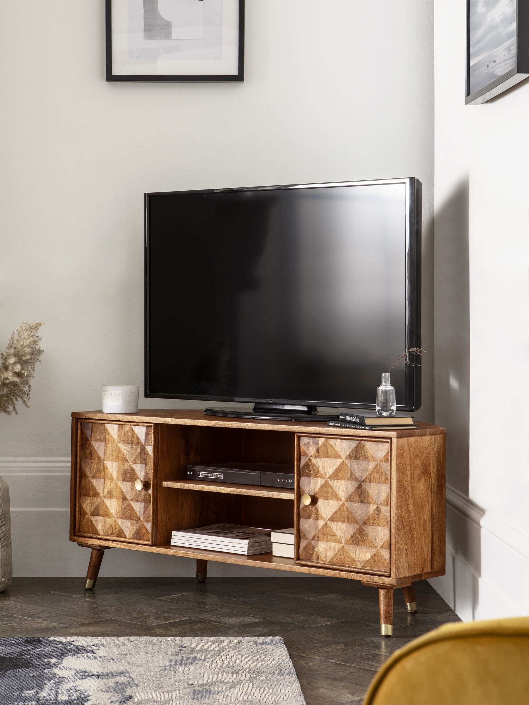 Next media unit store