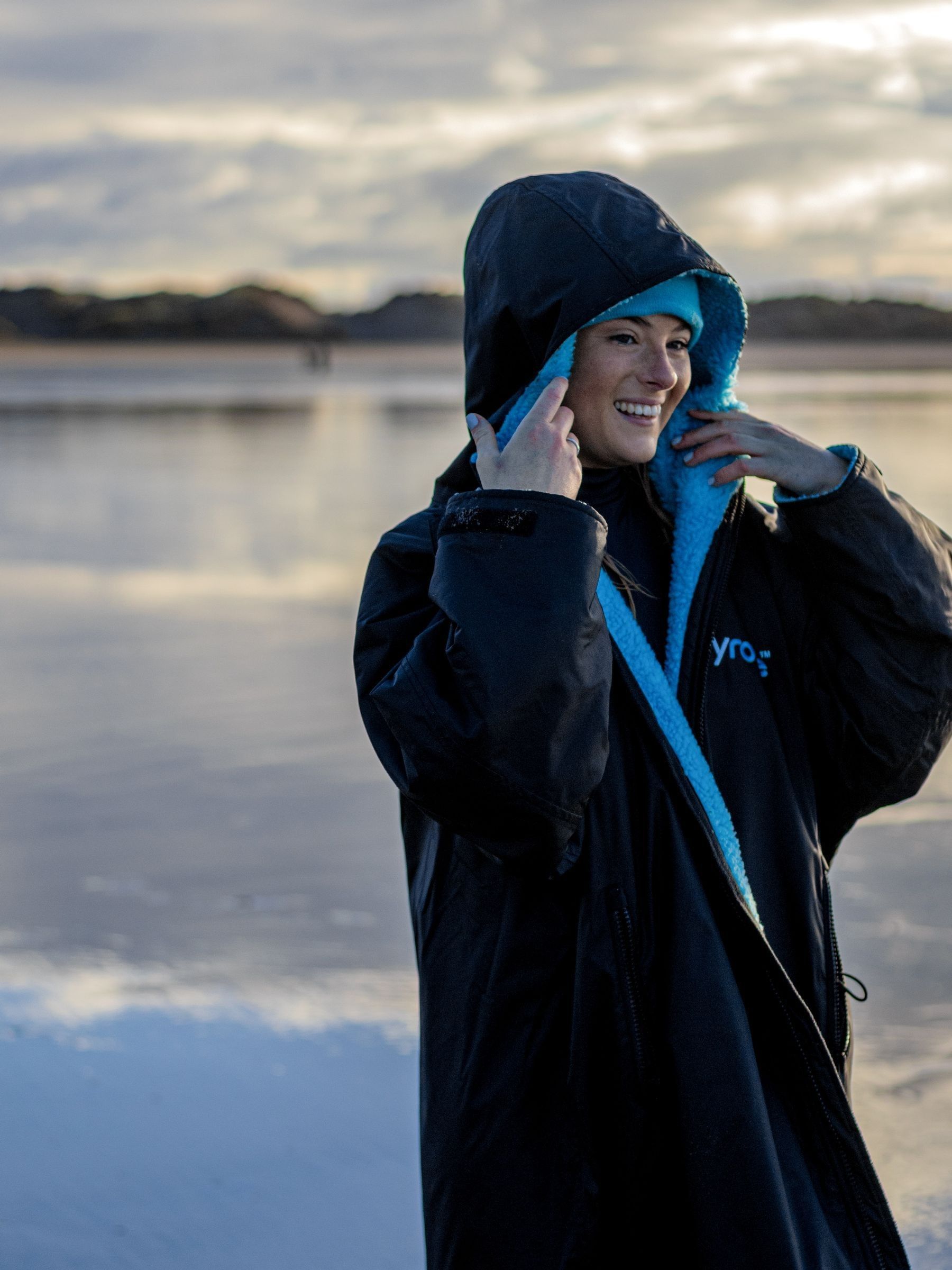 Buy dryrobe Black/Blue Advance Adult Long Sleeve Changing Coats from ...