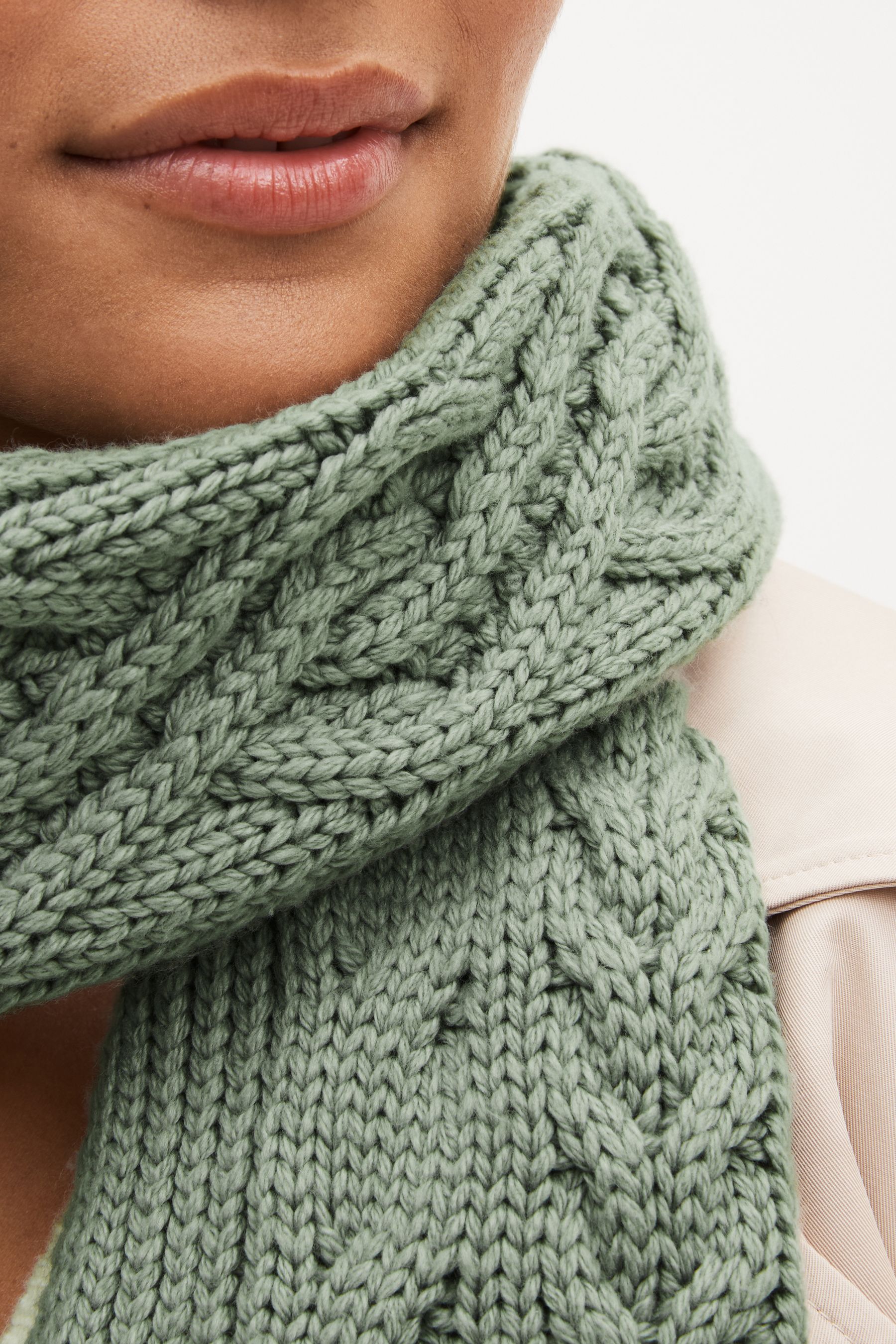 Hollister cable knit scarf store